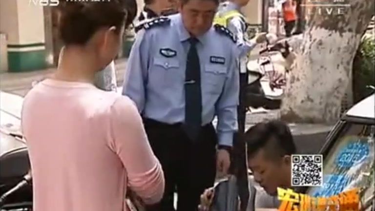 开车门太大意,电动车迎头撞上,男子喊冤:我只是打开一个缝?