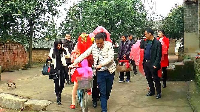 第一次去江西丰城农村接亲,新娘出门的风俗,你见过吗?