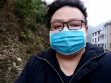 新冠肺炎疫情期间,家里没菜吃了,去朋友家要点鸡蛋扯点新鲜蒜苗