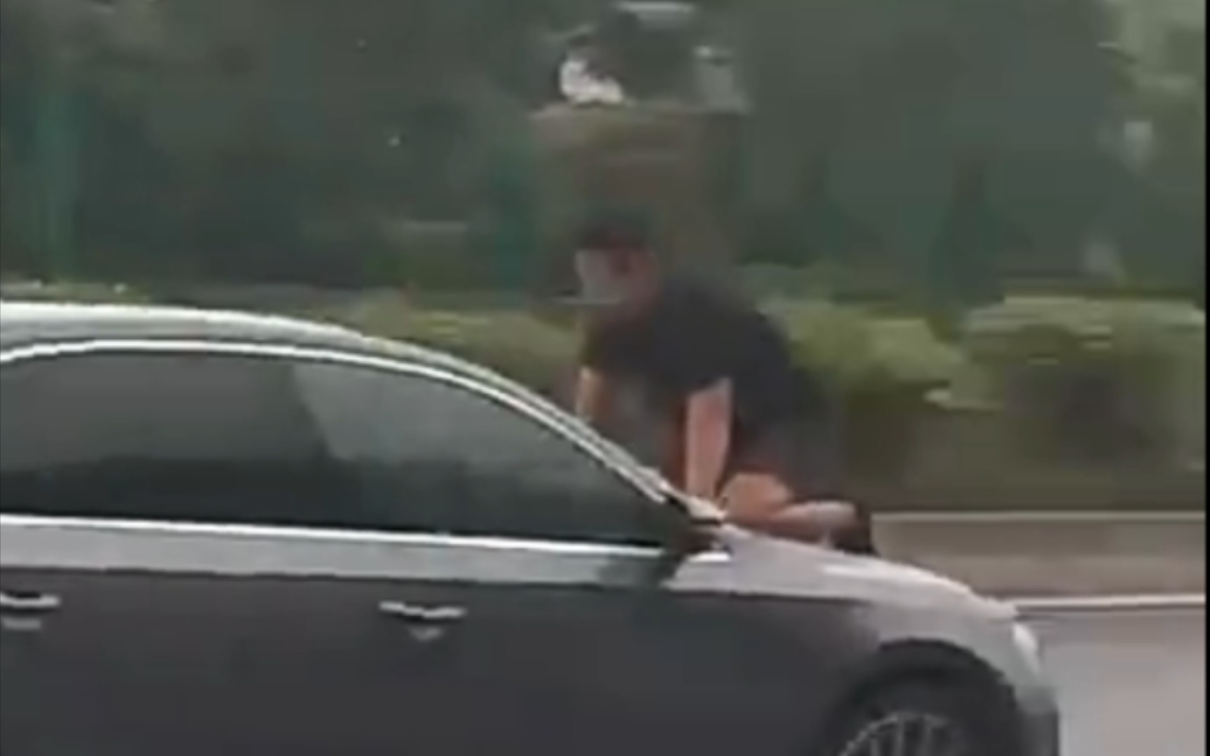 “坚持住,我一定会救你出去的!”
