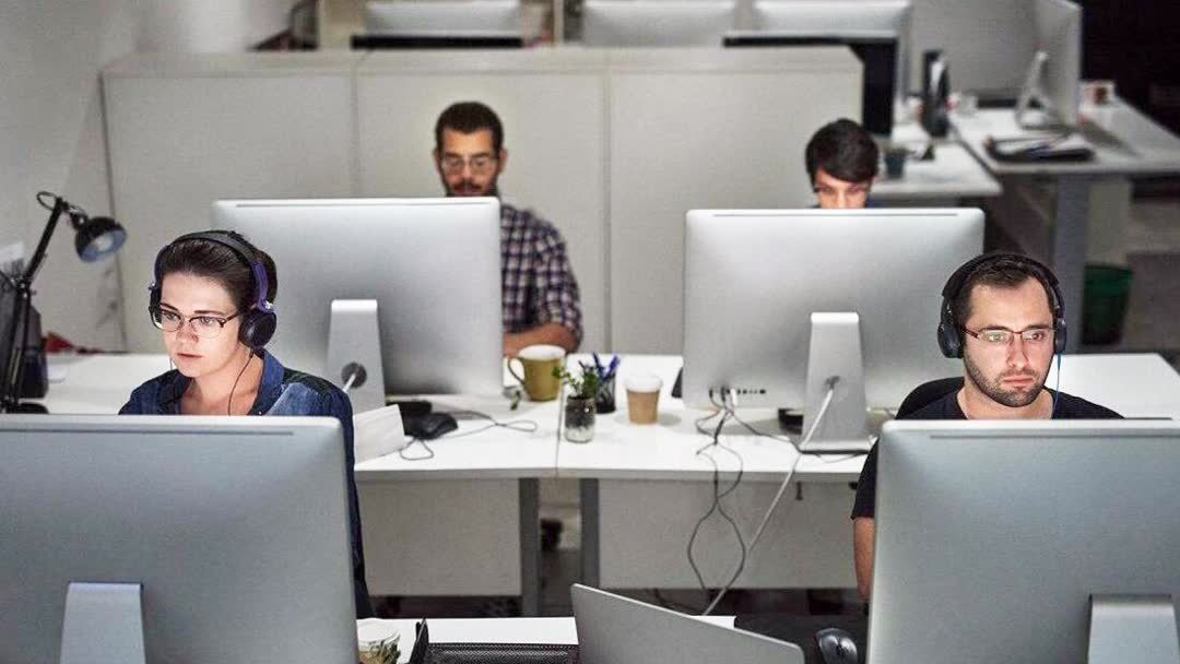 为什么很多程序员工作时要戴耳机?里面有声音吗?看完恍然大悟!