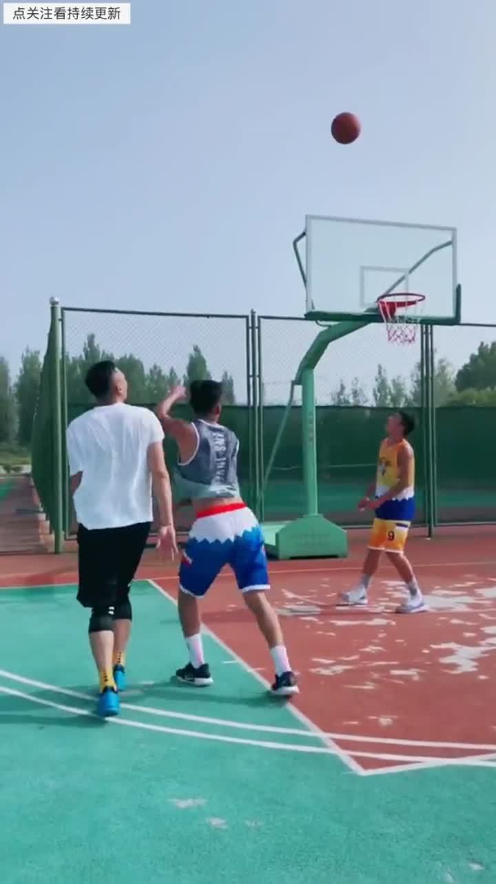 急停跳投技术急停跳投最好的是突投结合,就是突破期间突破急停跳投,...