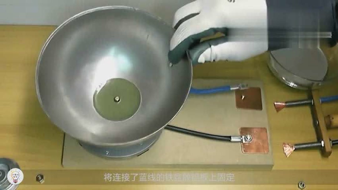 不可思议的科学实验,水银通电后神奇的现象发生了,谁知道原理_