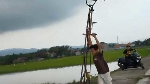 在这条路上练习了五年,我终于学会了怎么骑这辆自行车。 小伙可以去...