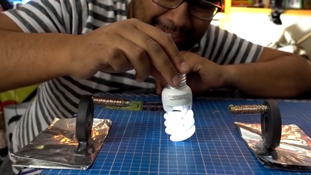 把电池粘在磁铁上,中间放上灯泡就会亮?网友:差点就信了