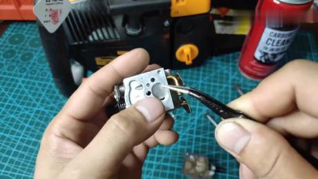 二冲程油锯化油器如何进行清洗,简单一招看完自己就能搞定