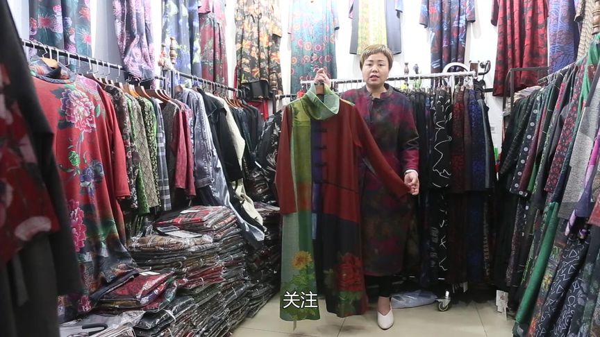 复合绒的小高领打底,前襟的盘扣设计时尚感特别强,花型也很漂亮