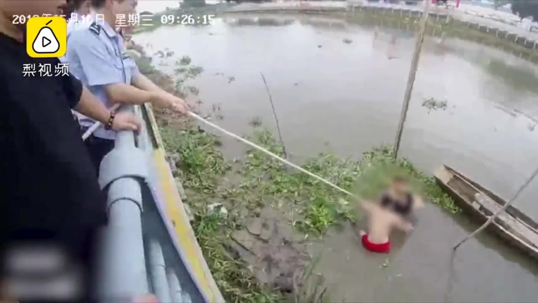 ...江门,一女子疑因感情问题酒后闹轻生,跳入河中,大哭大闹,情绪激动,不配