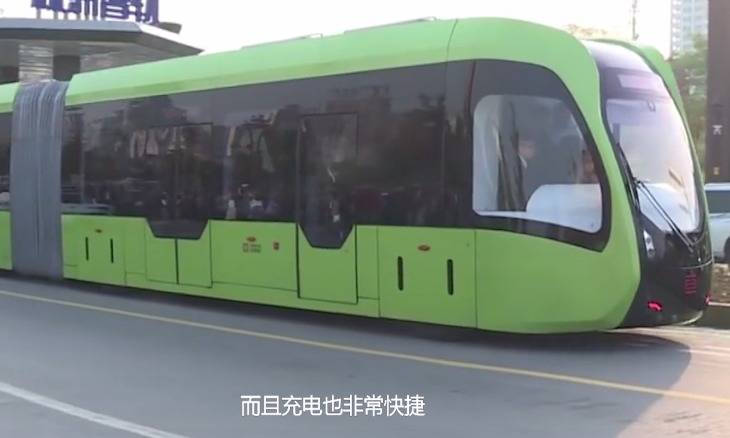 中国首创发明无轨列车,不铺轨道就能在马路上跑,怎么做到的?