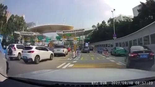 第一次过收费站被人蹭ETC,这个缺口就是为逃费设计的吧?