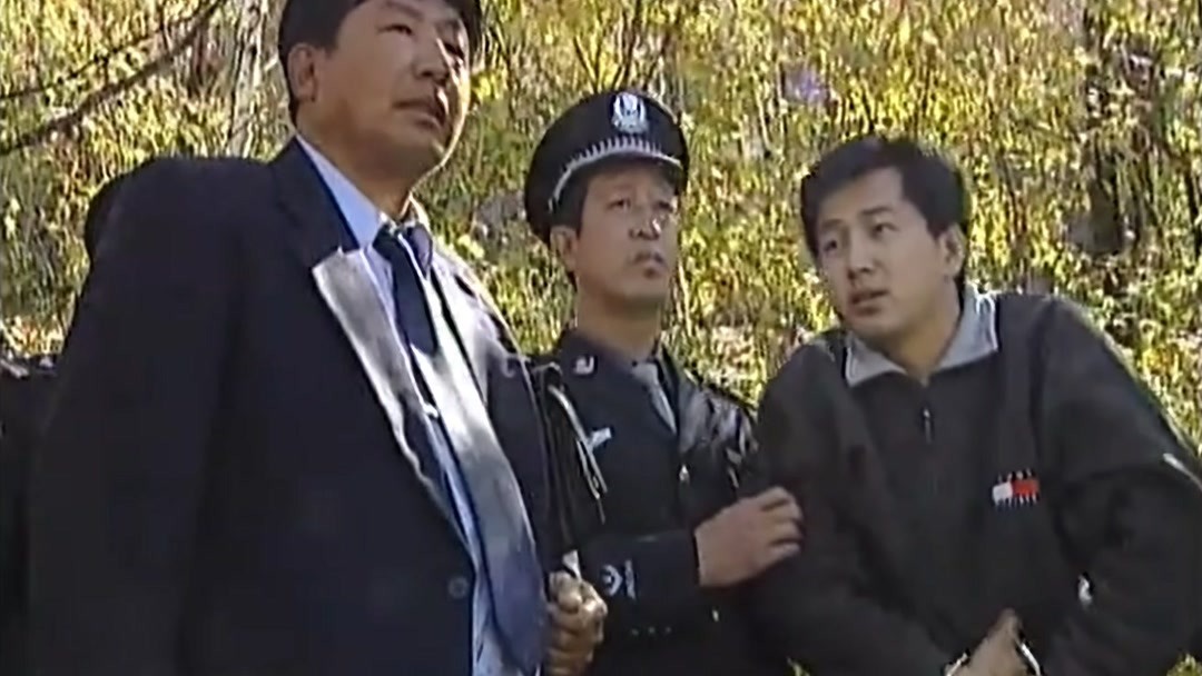 小伙儿承认犯罪事实,带着警察去捞枪,竟发现如此长的猎枪!