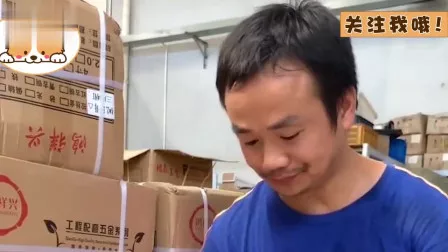 主人给狗狗鸡腿,狗狗却让给主人吃,爸爸生病,金毛冒雨去买药