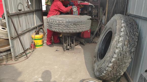 小宇的VLOG:看修车师傅怎么拆卡车大轮胎的,怎安装的,价格多少