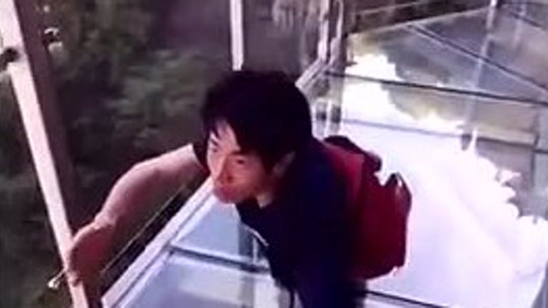 挑战张家界玻璃栈道,美女被吓得哇哇大叫