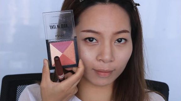 打腮红之前用眼影色打底,再涂一层目标色,效果好美啊