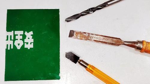 电工没有玻璃刀怎样切玻璃?教你2个好方法,轻轻一掰立马就断