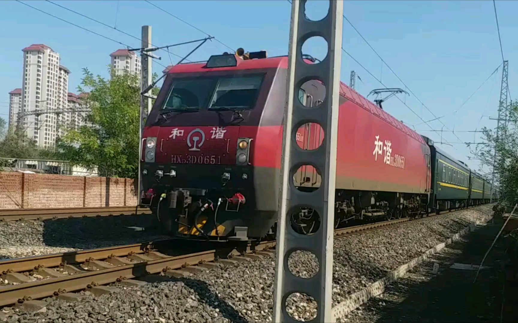 ...到昆明的K728次接近天津站四号楼,国铁国内运行时间最长的列车易主