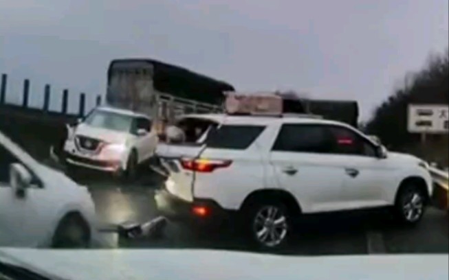 行车记录仪下的连环撞车,好恐怖呀!