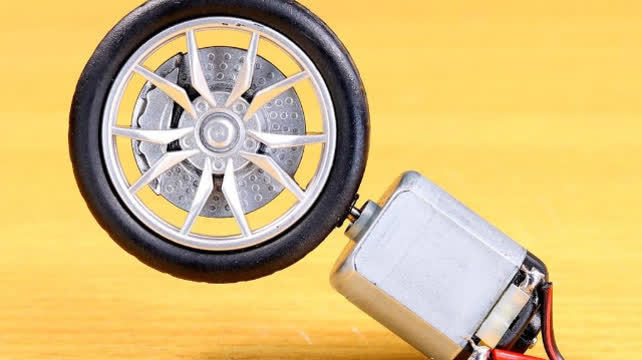 马达搭配轮子,除了制作玩具小车,还能做电动磨刀器