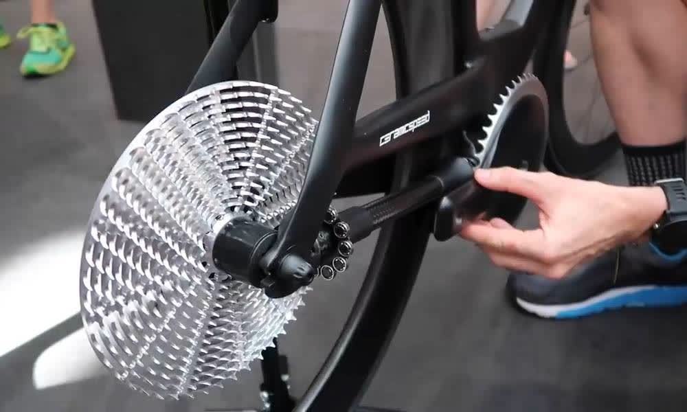 大学生发明“传动轴”自行车,时速可达60千米,50万不卖