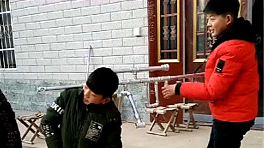 小伙用钢管制作的狙击枪模型,看着太炫酷了