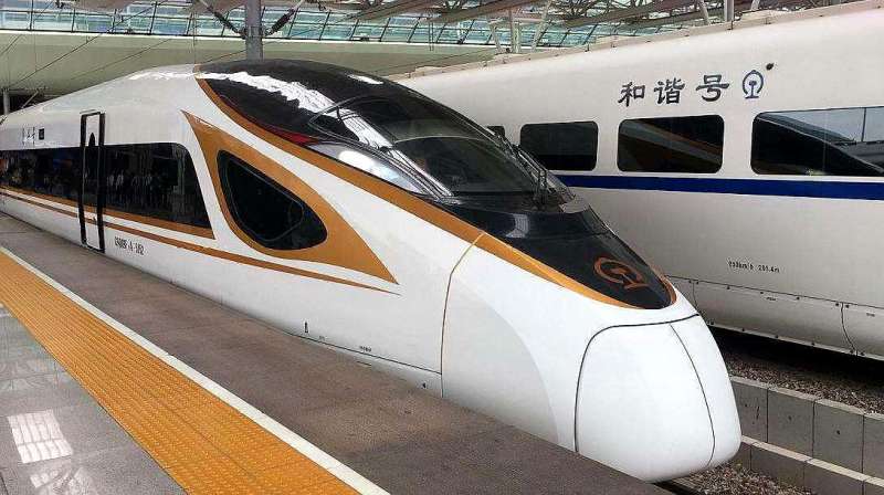 k576到上海南,这个火车站高铁很多,旁边的复兴号很抢眼