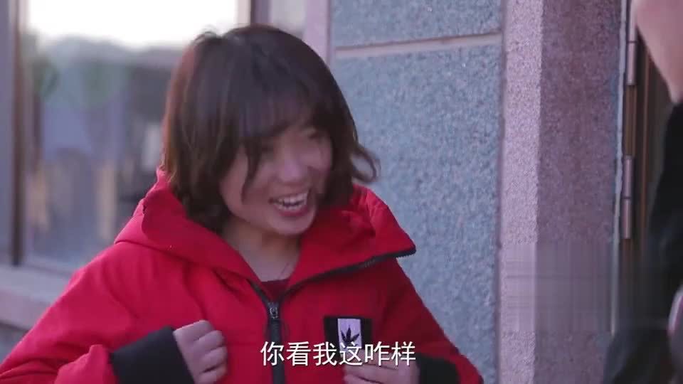 小两口出门忘了带钥匙,进不去家门,不想媳妇用一张纸就开锁了