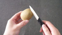 剥猕猴桃只需2刀,方便不脏手,完整剥出整个猕猴桃,简单实用
