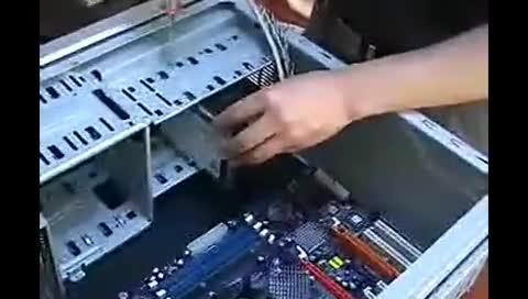 电脑组装教程4安装硬盘