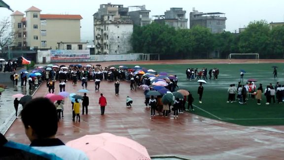 百年老校举行校庆,高三学生进行游园活动,场面真好看。