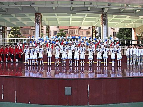 广州市 天河区 龙口西小学 穗园校区 2018级 国旗下的展示 2年18班...