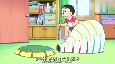 大雄用筷子夹河流中的机器猫玩,小叮当:我不是面条