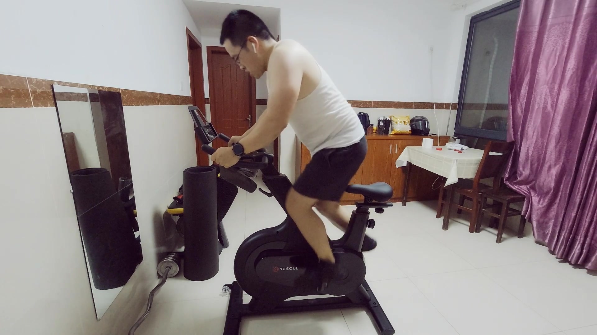 前天买的小米动感单车到了,组装好用起来相当不错,每天又可以多锻炼...