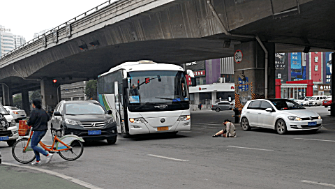 过路口时前方车出事故了, 后面的车压实线变道被扣分要怎么处理?