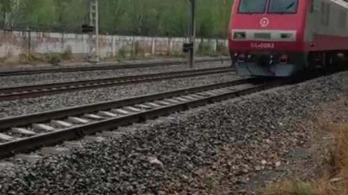 火车进站前的一幕,当它出现在镜头那一刻,彻底把我惊艳到了