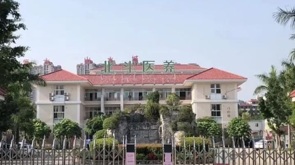 护理人员认真学习专业知识,为老人提供更加优质的服务!