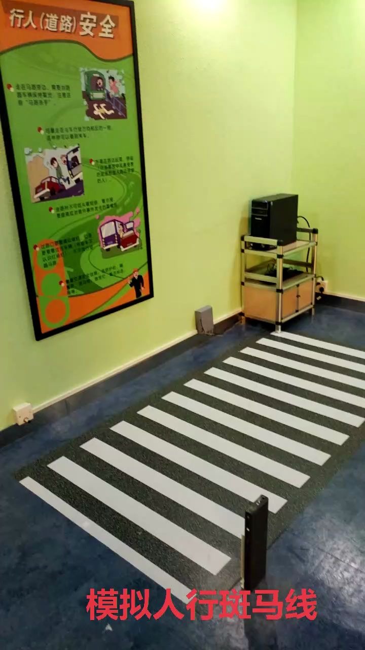 模拟人行斑马线 模拟红绿灯 宣传交通安全