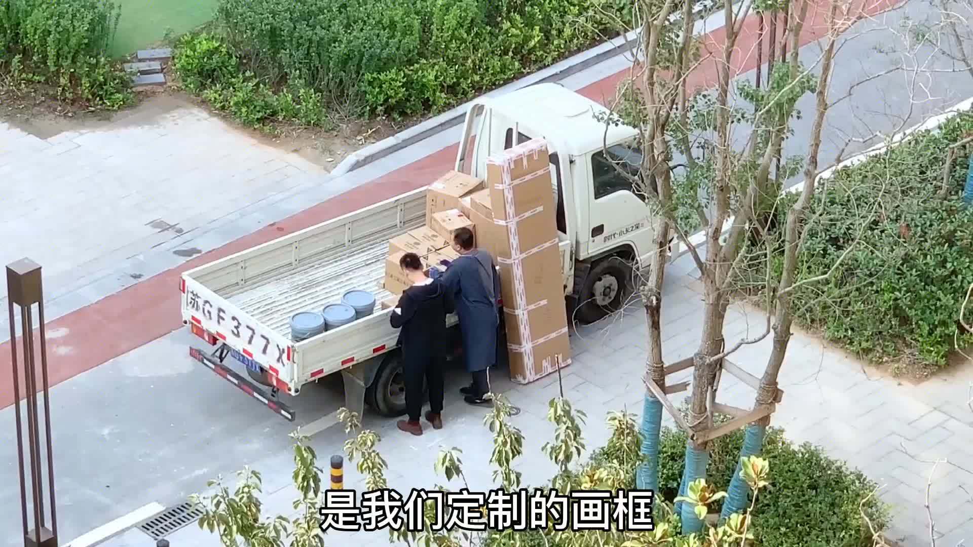 装饰画太贵,圆子买了一些画框自己画,挂上墙的那一刻,美呆