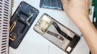 华为麦芒8换屏幕总成演示教程 摔成这样手机维修小哥头大了