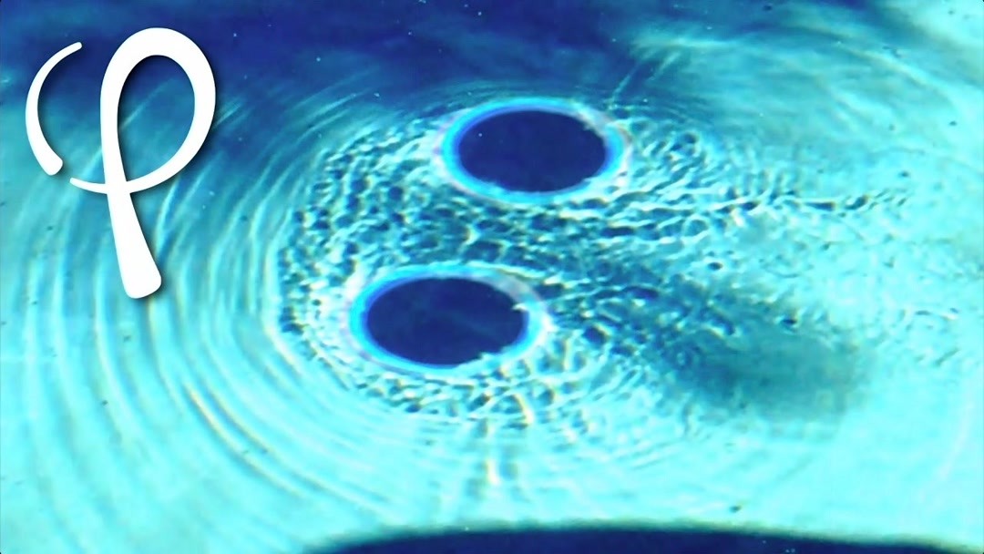 盘子划过水,看似平淡,里面却有神奇物理现象!也许你从没注意过