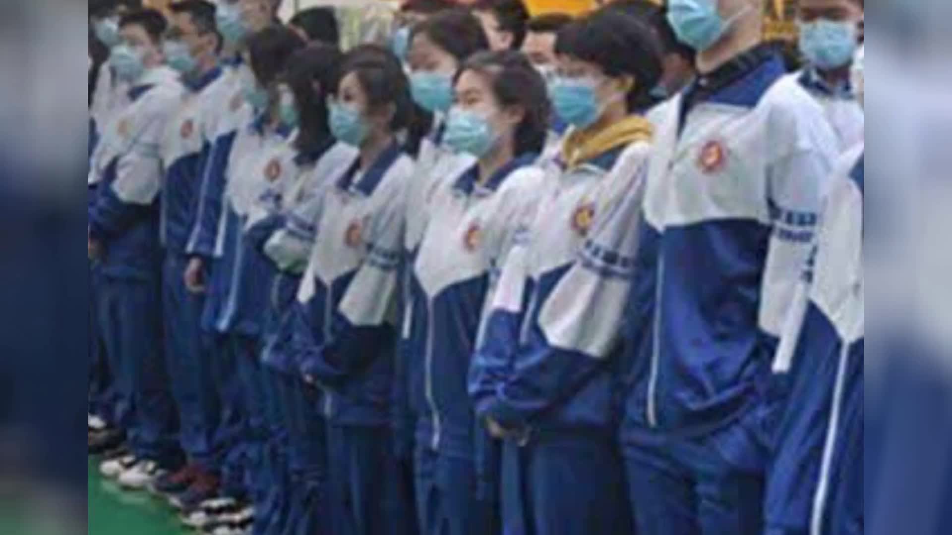 为防止学生“谈恋爱”,中学校长亲自设计校服,果真是煞费苦心