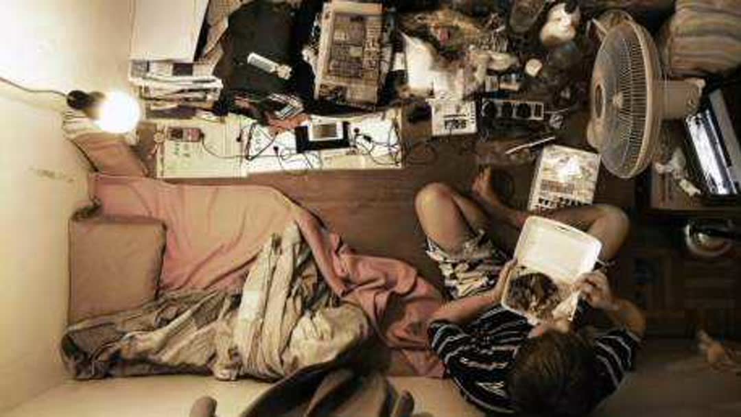 美国华人的蜗居生活,为何男女混住拥挤脏乱,就算这样也不愿回国