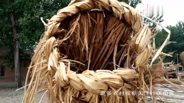 农村不缺艺术家 稻草编织出大象