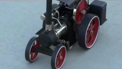 一辆蒸汽机车模型,一次估计装烧开100毫升的水,才能跑起来