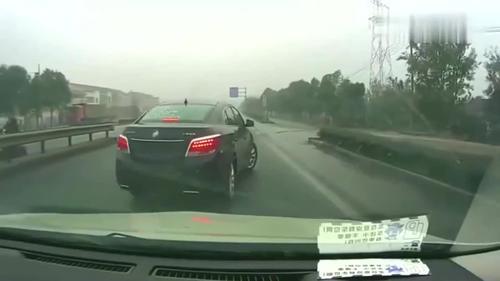 行车记录仪,师傅被无牌路怒车拦截,小伙下车就开砸,还有人全程录像