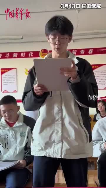 老师和广播站学生进行朗读审稿,一名高一男生音色出众,一气呵成读完...