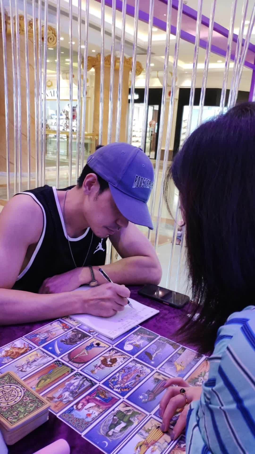 ...一张张卡牌上编织!爱情急诊室国庆邀请你来抽牌!#爱情 #塔罗牌 #塔罗