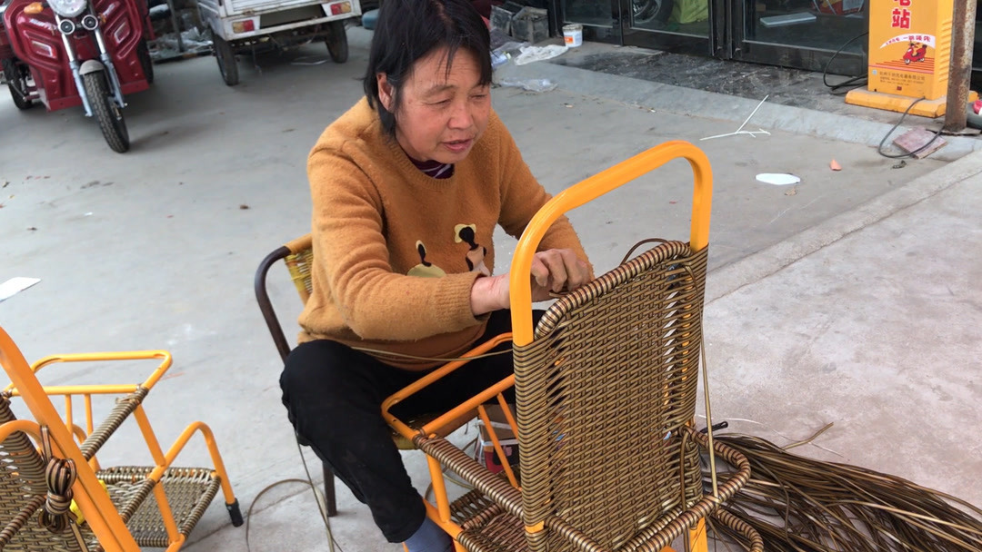 农村64岁阿姨在家做手工,一年能收入多少?听她咋说