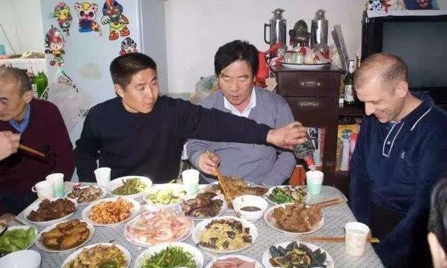 俄罗斯小伙来中国旅游,回国后哭诉:不要相信中国人的喝一点