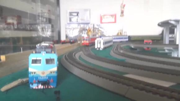 火车模型:中国电力机车模型牵引客列发生的脱钩事故